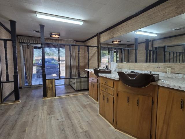 4 Lealand Dr