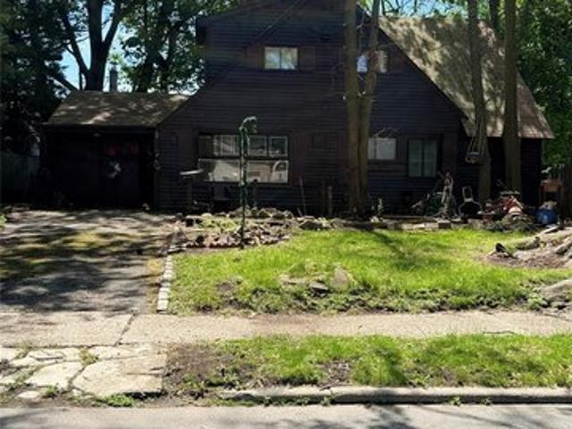 4 Legend Ln, Westbury, NY 11590