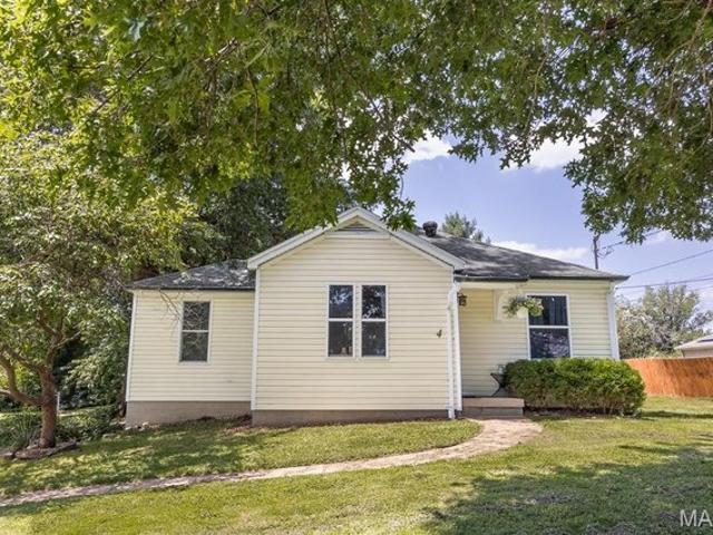 4 Linda Vista Dr, Belleville, IL 62221