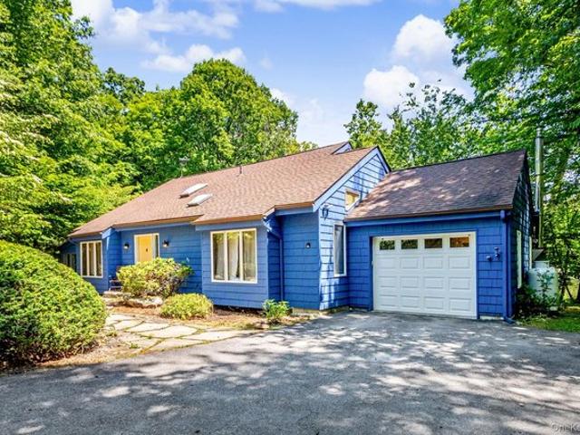 4 Loggers Ct, Carmel, NY 10512