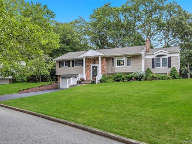 4 Long Hill Rd, Smithtown, NY 11787