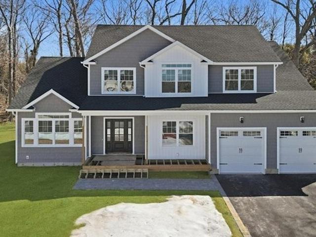 4 Lotto Ct, Lake Grove, NY 11755
