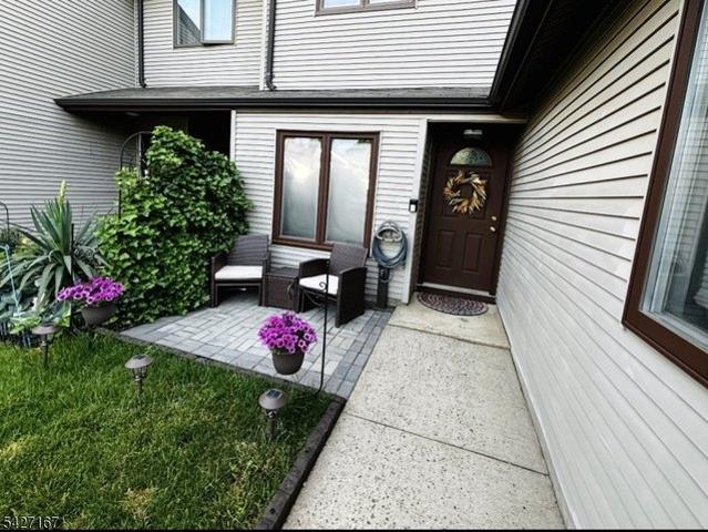 4 Peach Ct, Raritan, NJ 08822