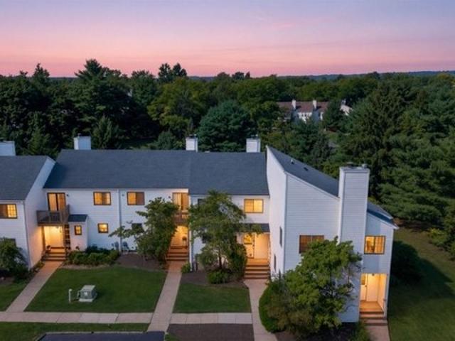 4 Pear Ct, Raritan, NJ 08822