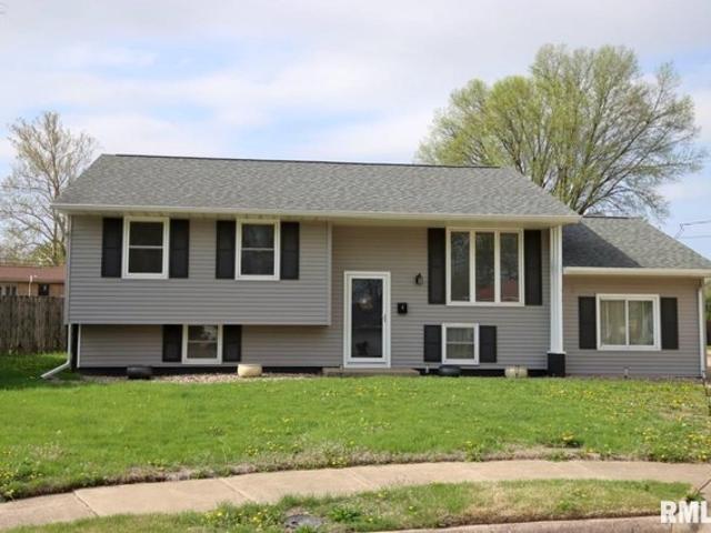 4 Pioneer Ct, Pekin, IL 61554