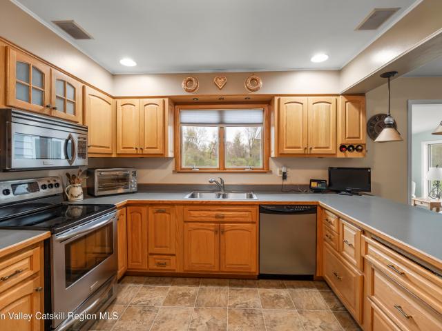 4 Pin Oak Dr, Kinderhook, NY 12106 | MLS #20261 | Compass