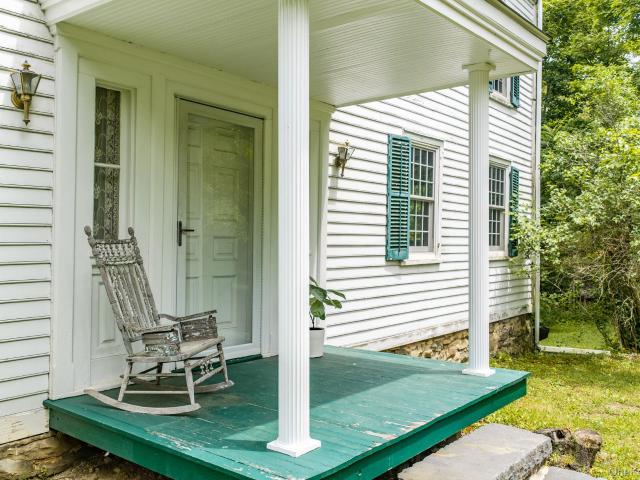 4 Plains Road