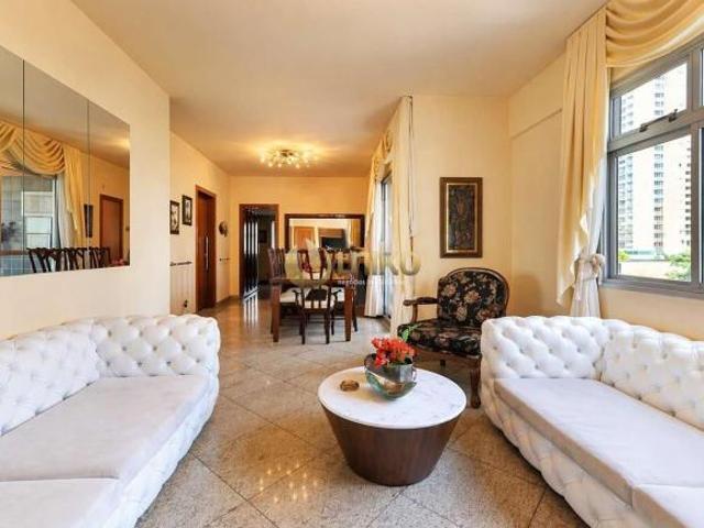 4 quartos, 1 suite, 2 vagas Funcionários