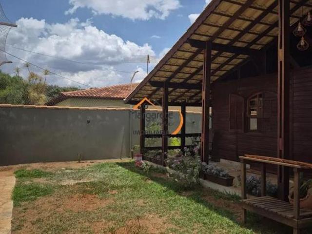 4 quartos com 2 suÍtes, sendo 1 suÍte externa, piscina com aquecimento solar, permuta, lote de 600m²