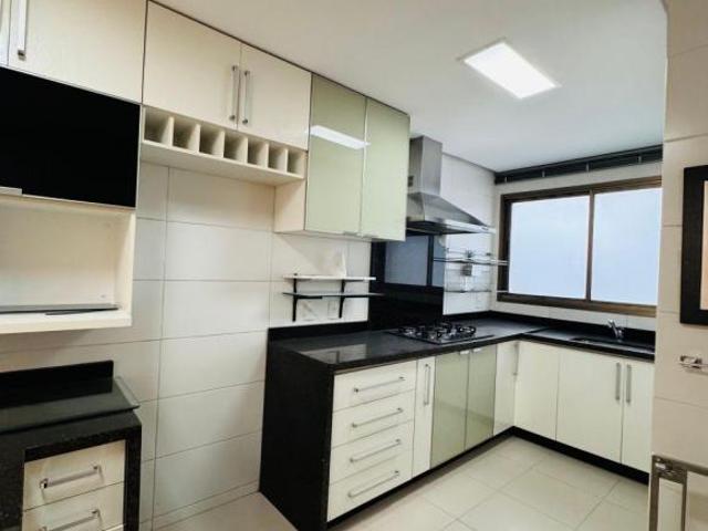 4 QUARTOS DUAS SEMI SUITES E DUAS SUÍTES. SALA COM VARANDA, LAVABO