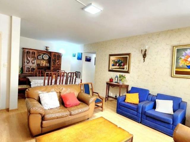 4 Quartos, sendo 3 banheiros, sala espaçosa, cozinha, área de serviço separada, apto para reforma