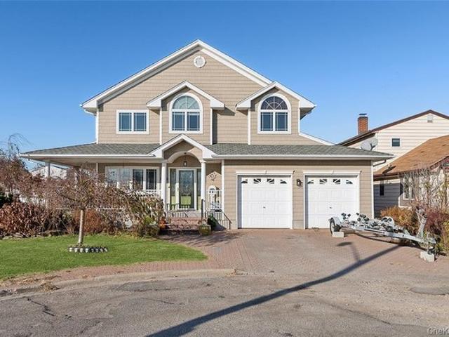 4 Quebec Rd, Island Park, NY 11558