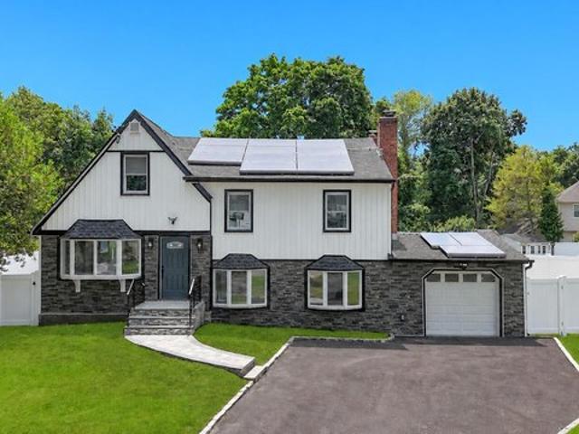 4 Ruby Ln, Huntington Station, NY 11746