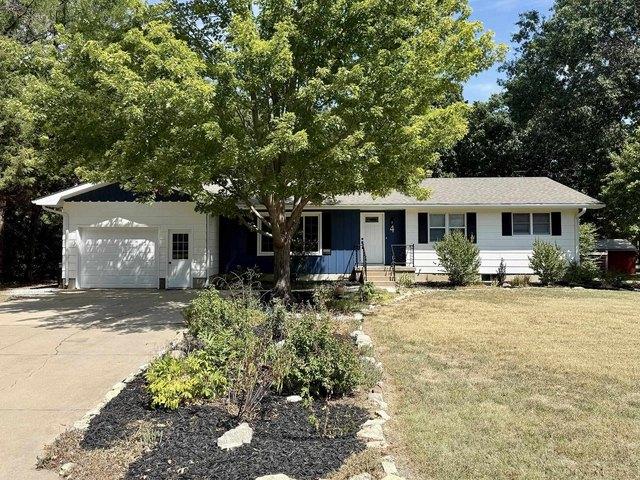 4 Regal Crescent St, North Newton, KS 67117