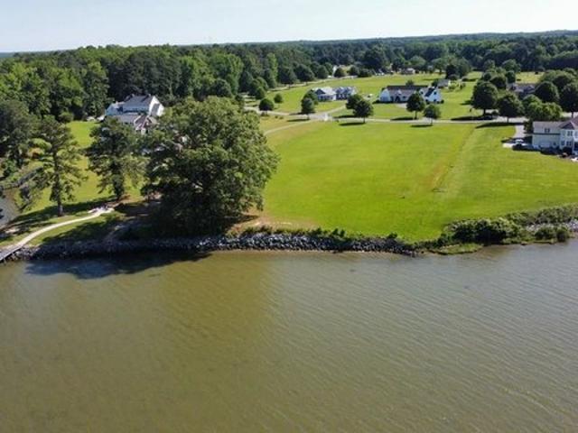 4 River Village Dr, Weems, VA 22576