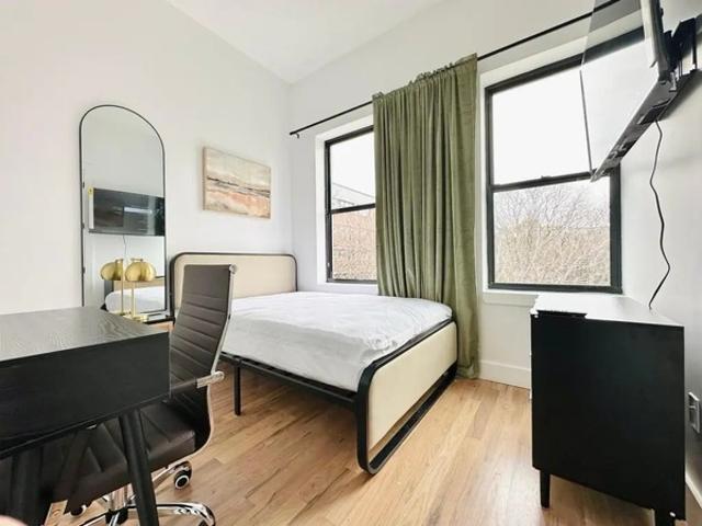 4 Room on 104 Graham Avenue