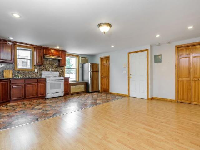 4 room luxury Apartment for rent in 5 27 50th Avenue, Queens, New York