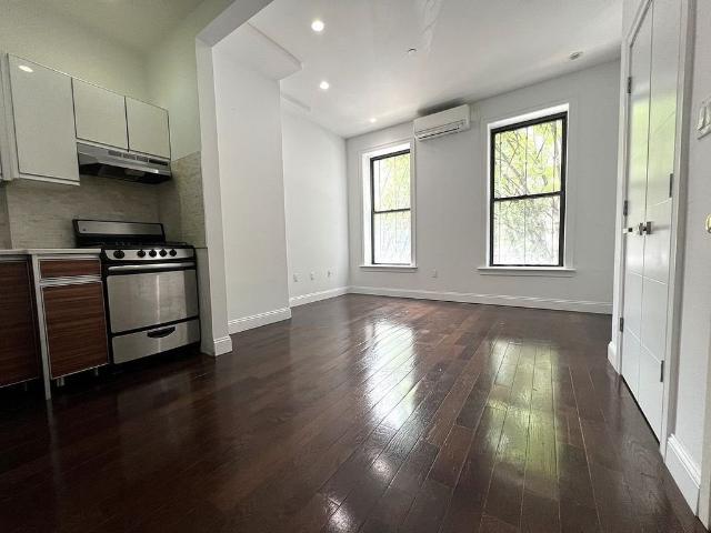 4 room luxury Townhouse in 47 West 126th Street, West New York, Hudson County, New Jersey