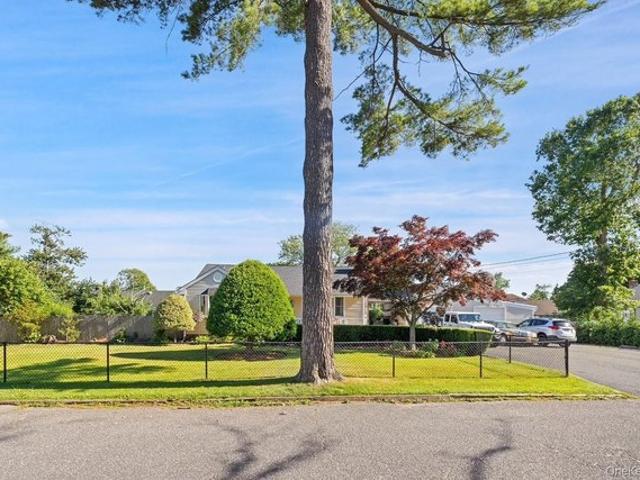 4 Roosevelt St, Brentwood, NY 11717