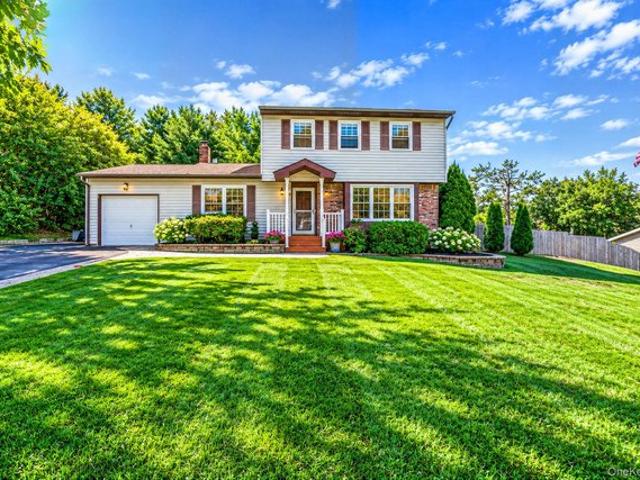 4 Rolling Hills Dr, Ridge, NY 11961