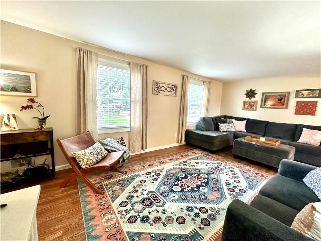 4 Rolling Meadow Drive N