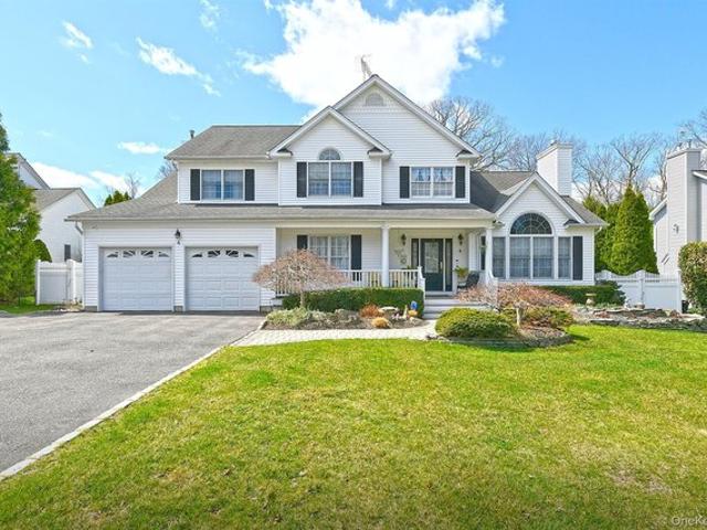 4 Rolling Wood Ct, Hauppauge, NY 11788