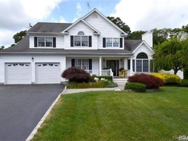 4 Rolling Wood Ct, Hauppauge, NY 11788
