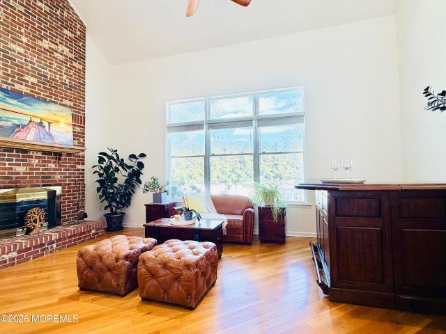 4 Roxbury Ln, Manalapan, NJ
