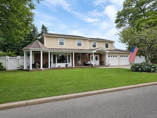 4 Royal Oak Ct, Holbrook, NY 11741