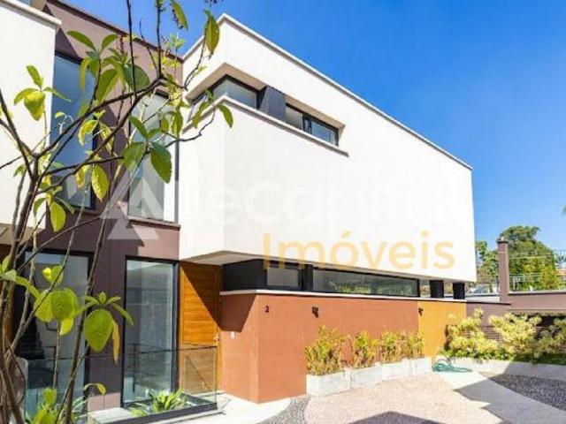 4 Suítes, 4 Vagas Cobertas e Piscina Privativa