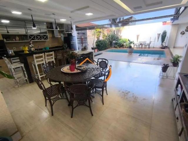 4 suítes, todas com armários, Suíte master com closet, hidro,piscina aquecida, churrasqueira