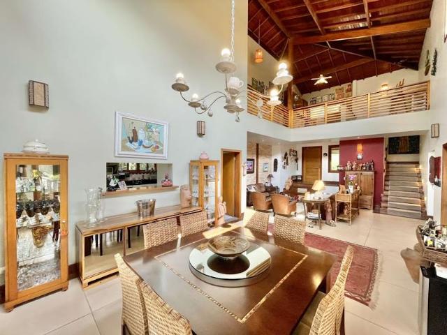 4 Suites, lareira, varanda gourmet, piscina e campinho!.