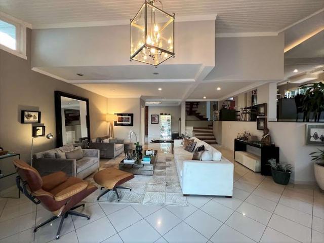 4 Suites, Linda, ótima qualidade, localização, piscina e vista!.