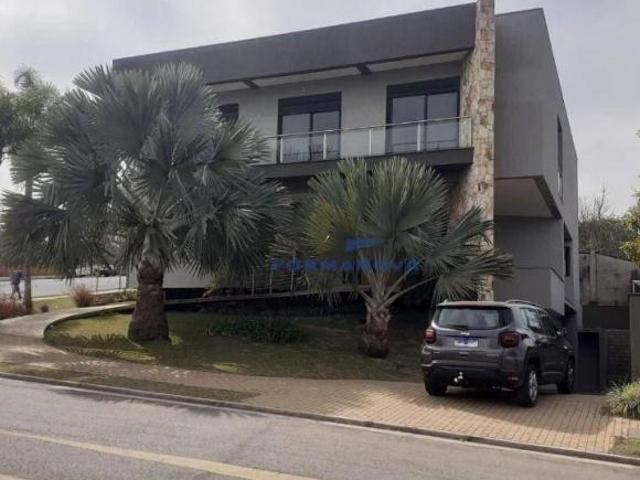 Casa à VENDA com 4 Suítes no na Granja Viana
