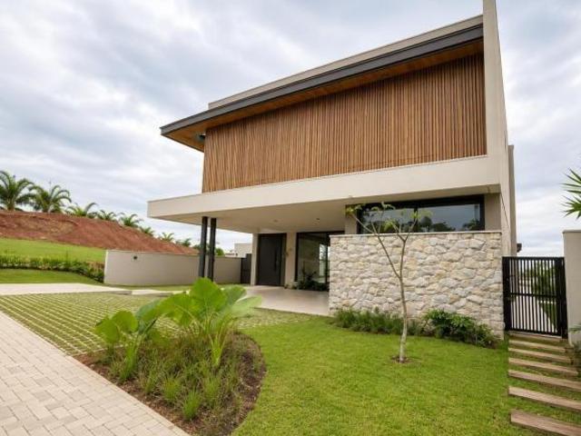 4 suites! Sofisticação, exclusividade e uma vista deslumbrante para as montanhas!