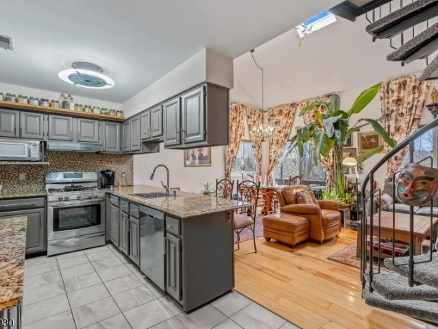 4 Sunrise Dr # 10