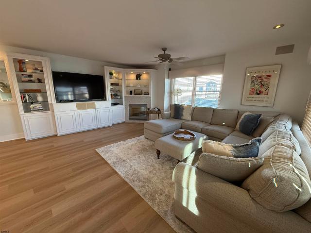 4 S Iroquois Ave