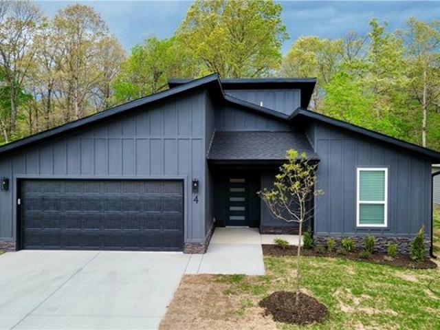 4 Shetland Cir, Bella Vista, AR 72715