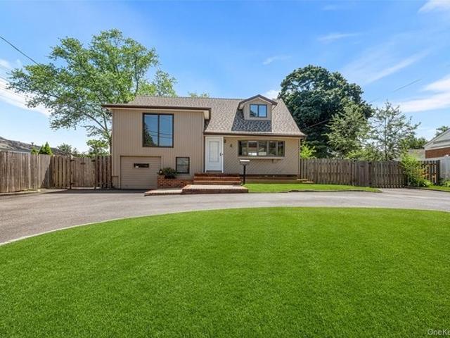 4 Sibley Pl, Huntington Station, NY 11746