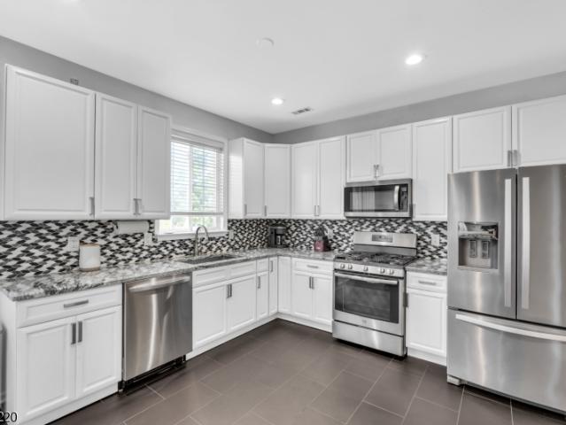 4 Skylands Blvd