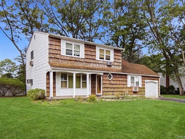 4 Smithtown Cres, Smithtown, NY 11787