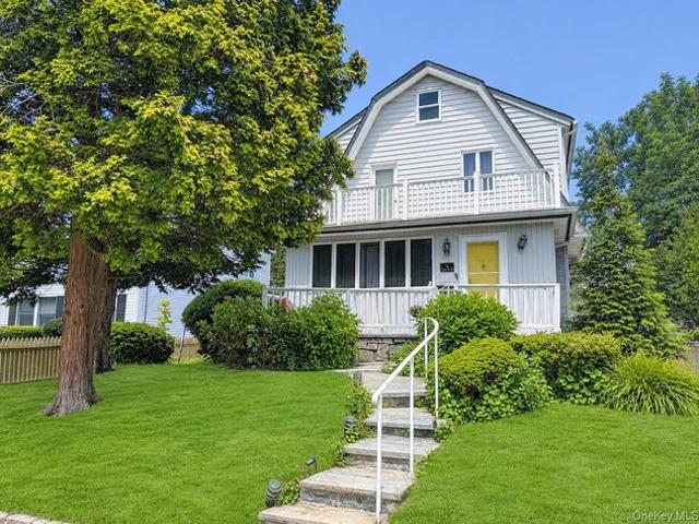 4 Spruce Pl, Great Neck, NY 11021