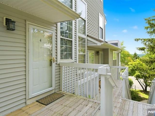 4 Squire Ct, Englewood, NJ 07631
