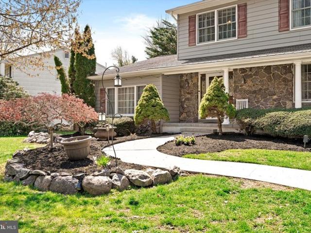 4 Twain Dr, Allentown, NJ 08501