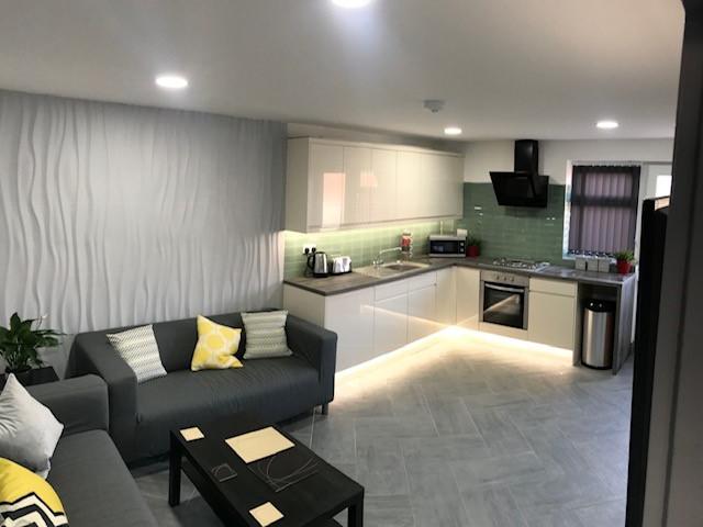 4 VARDEN CROFT, NEWLY REFURBISHED 4 ENSUITE CLOSE TO CITYCENTRE