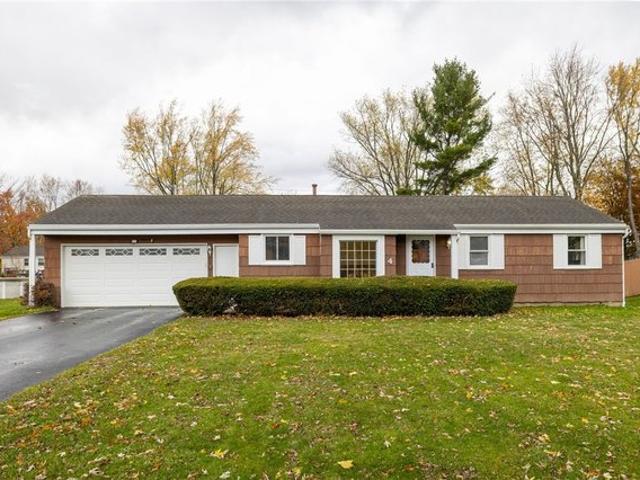 4 Weatherwood Ln, Rochester, NY 14624