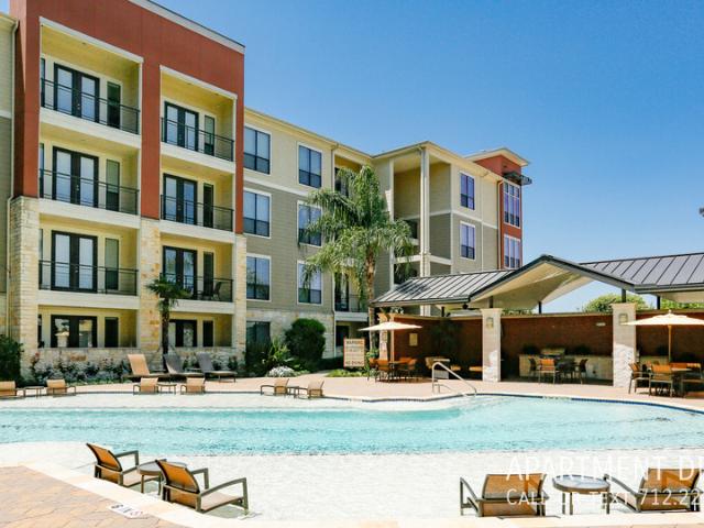 4 weeks free best kept secret in Pearland!
