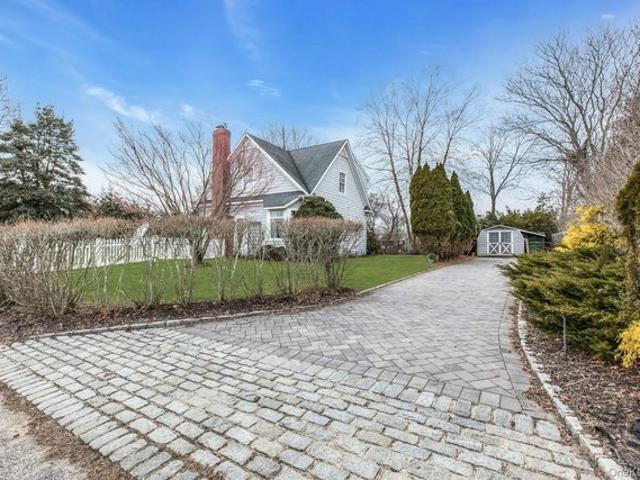 4 Wells Ln, Hampton Bays, NY 11946