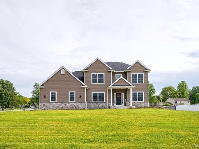 4 Wentworth Dr, Orchard Park, NY 14127