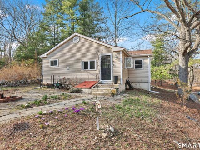 4 Whalehead Rd, Ledyard, CT 06335